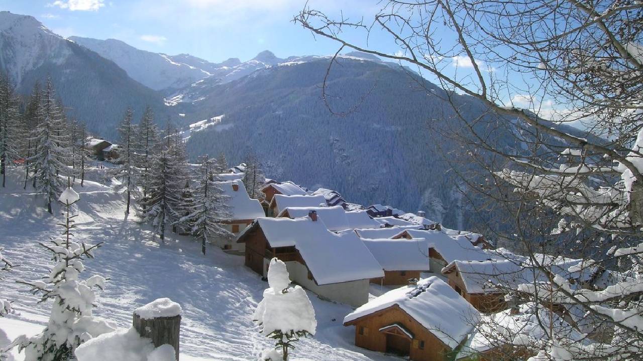 Montchavin lift Coches - and essential handy link between villages - La ...